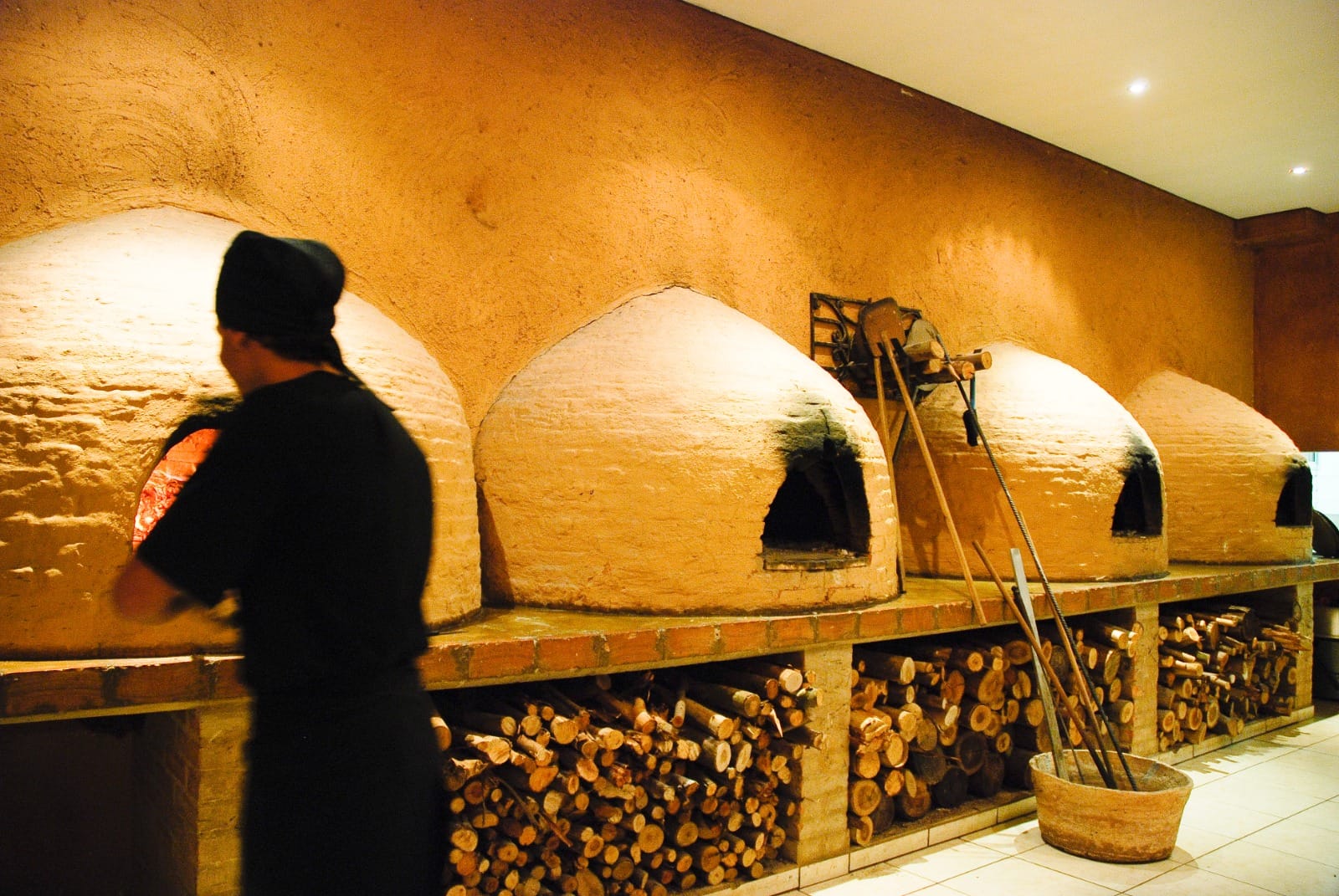 Famosa Pizza celebra 15 anos como referência em sabor e inovação