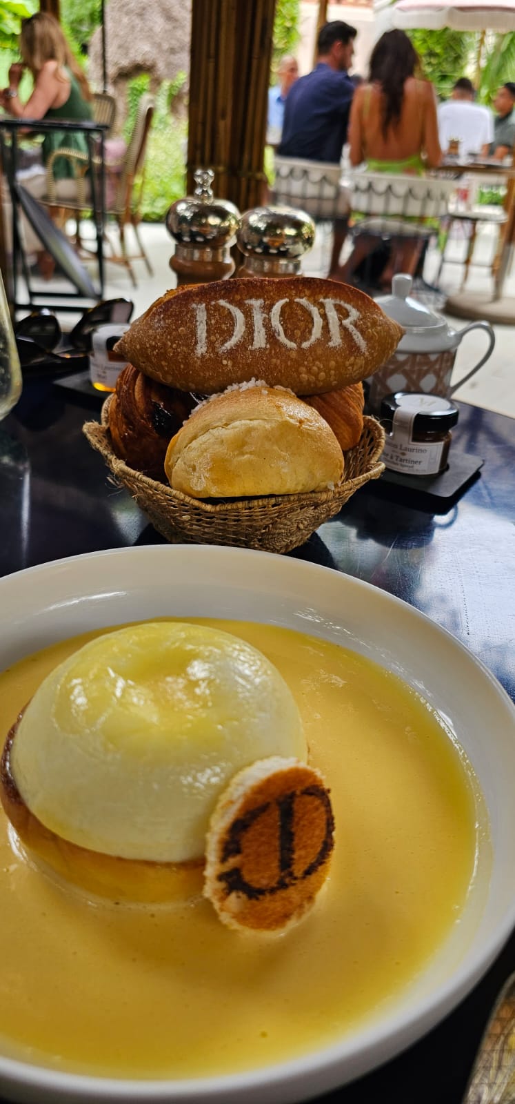 Café com moda: Carol Masson conta como é visitar o Dior Des Lices