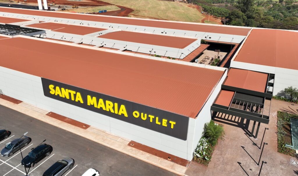 Santa Maria Outlet faz entrega de chaves e anuncia inauguração